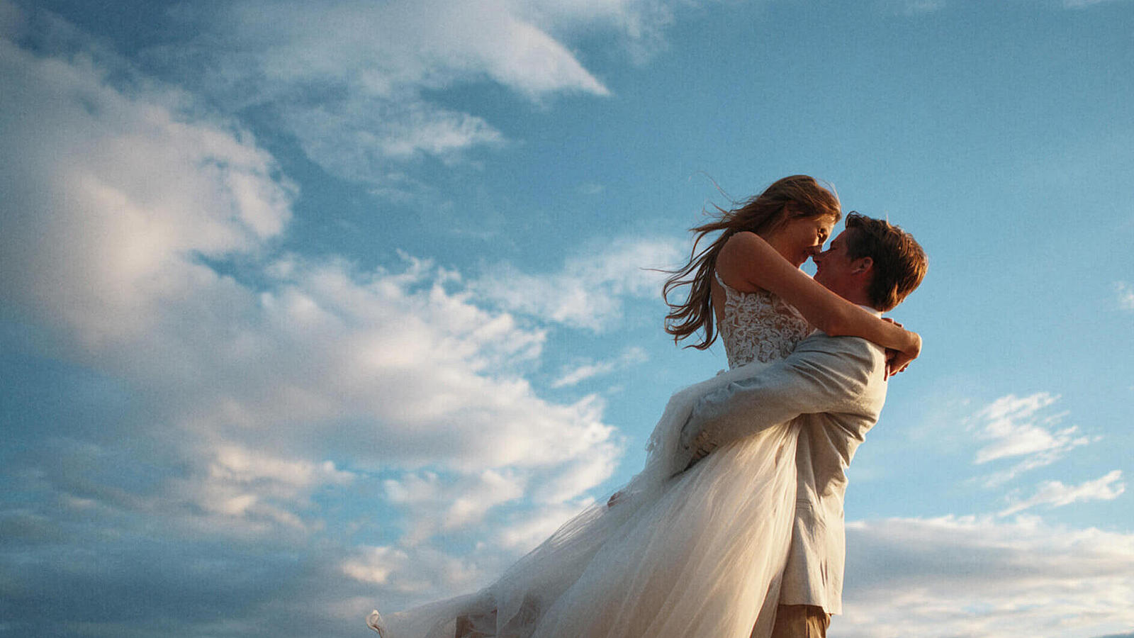 First Look Shooting: Capturing emotional moments before the wedding